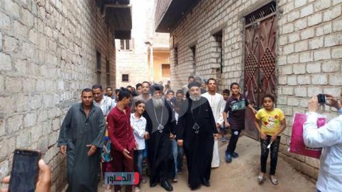 بالصور الأنبا مكاريوس يزور مرضى قرية الدوادية بالمنيا